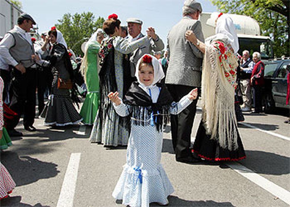 Una niña luce su vestido de chulapa en la pradera de San Isidro ...