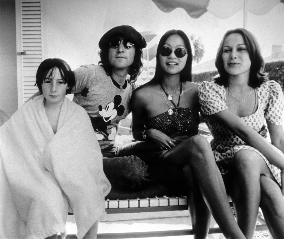 May Pang, la novia de John Lennon consentida por Yoko Ono, lo cuenta ...
