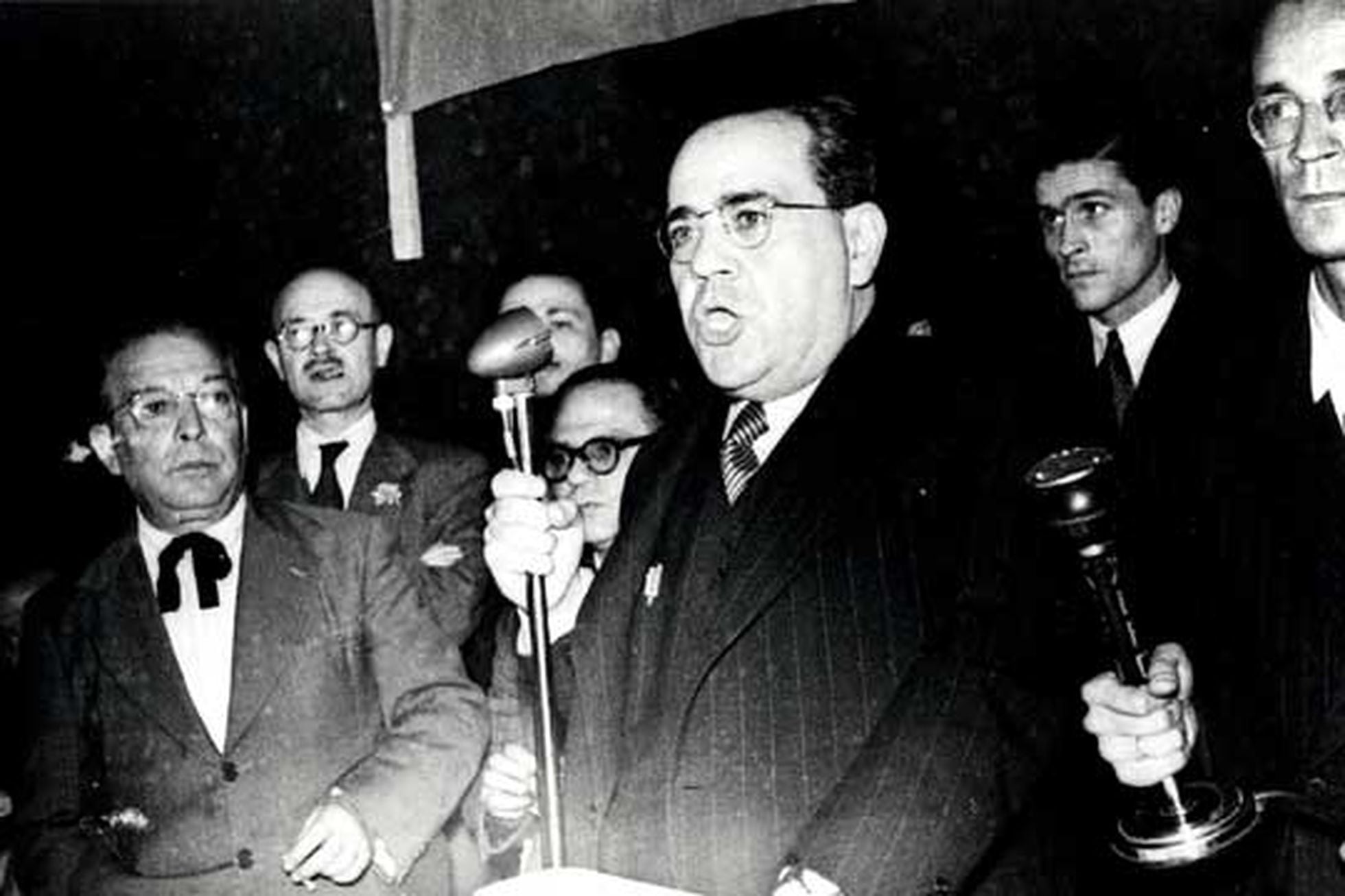 Juan Negrín, pronunciando un discurso en México en agosto de 1945 ...