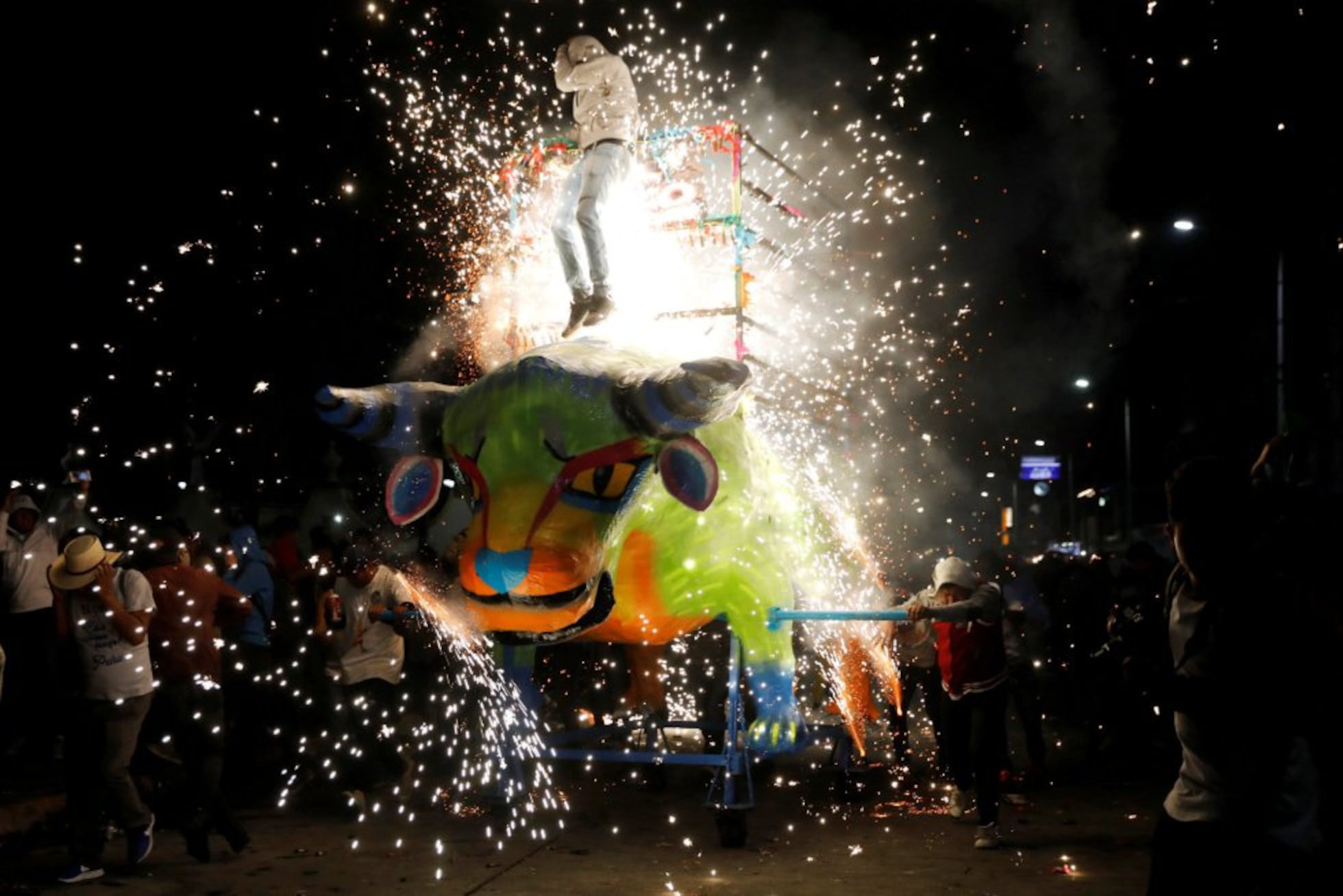 Los 'toritos' de Tultepec salen a las calles para honrar a su patrón ...
