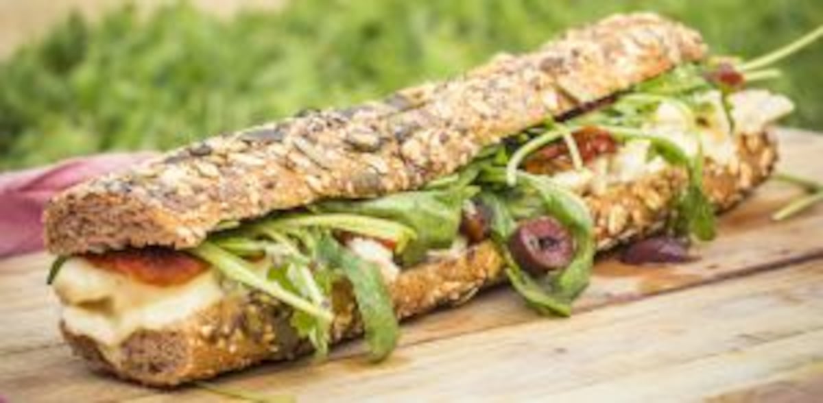 Bocadillo de queso con tomate y rúcula | Recetas | Gastronomía | EL PAÍS