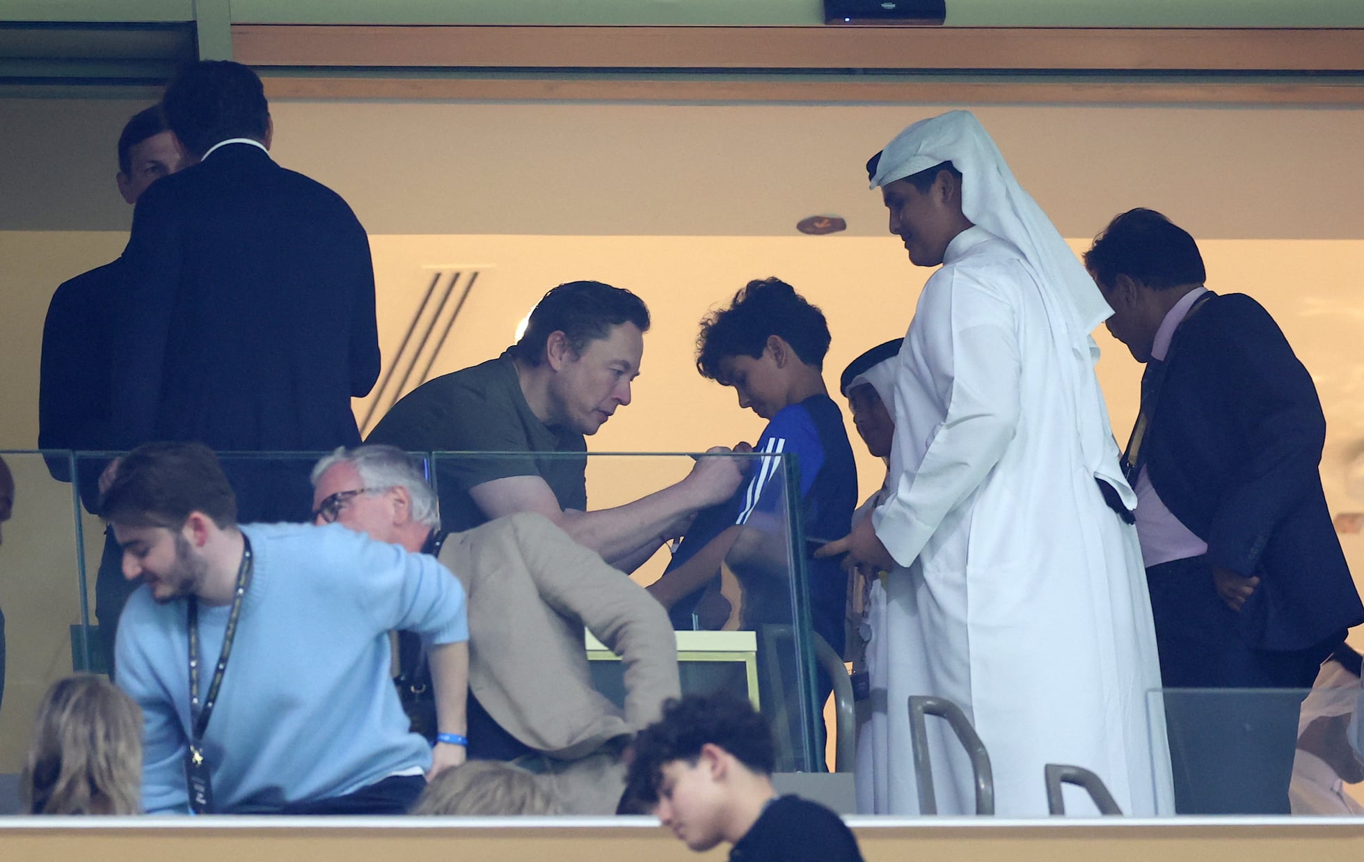 Elon Musk y otras personalidades en el palco de la final de Qatar, en ...