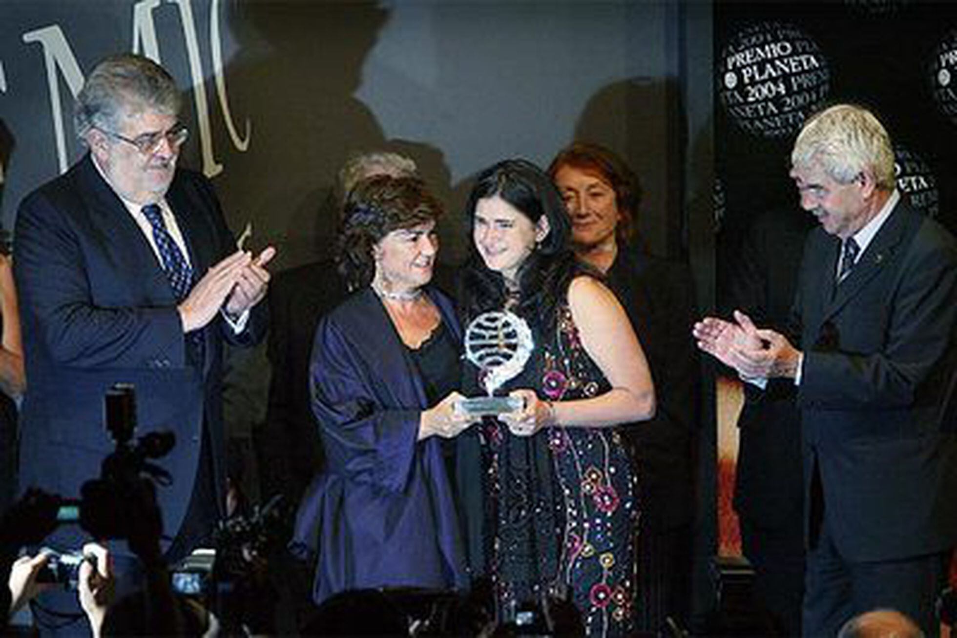 La escritora Lucía Etxebarría gana el Premio Planeta con 'Un milagro en ...