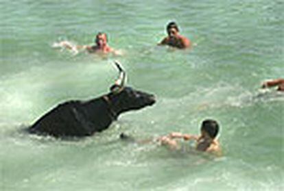 Toros de agua y fuego en Benicarló | Domingo | EL PAÍS