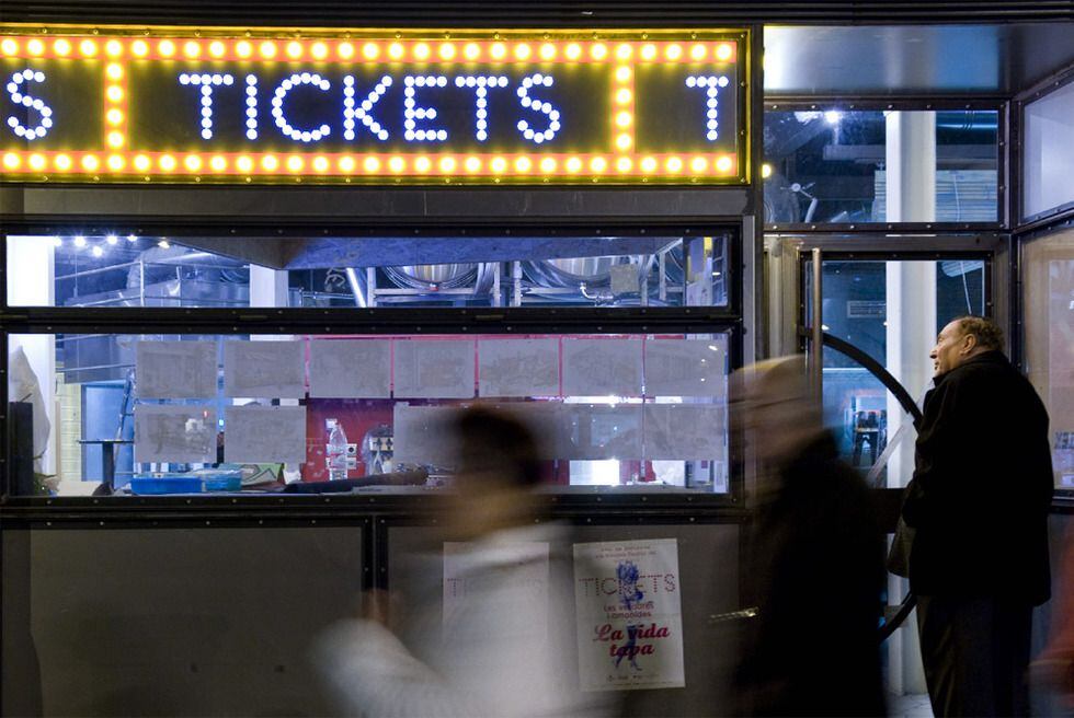Letrero exterior del bar Tickets | Tendencias | EL PAÍS