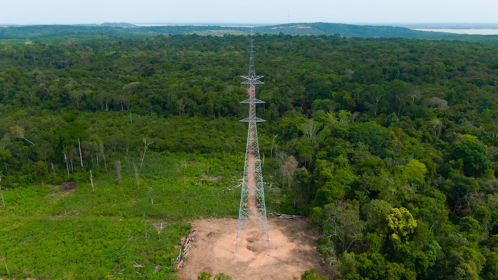 Así son las torres que suministran electricidad a ambos lados del río ...