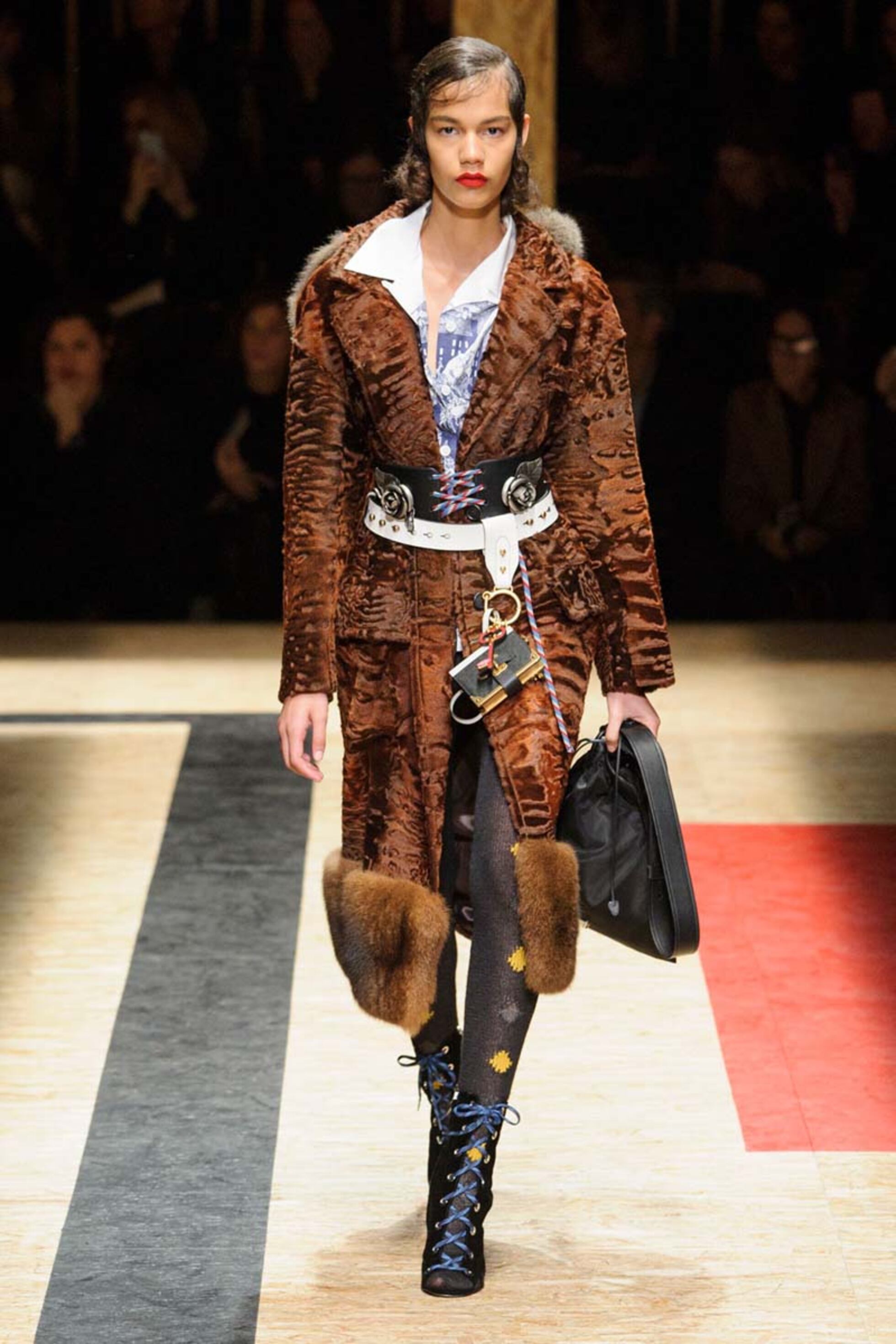 Las chicas marineras de Prada se ponen el corsé | Fotos | Pasarelas de ...