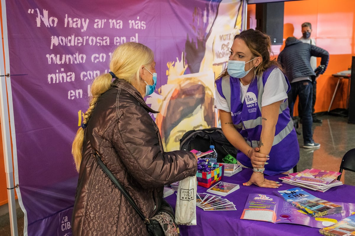 Agentes violeta contra la violencia sexista y LGTBIfobia en el metro de ...