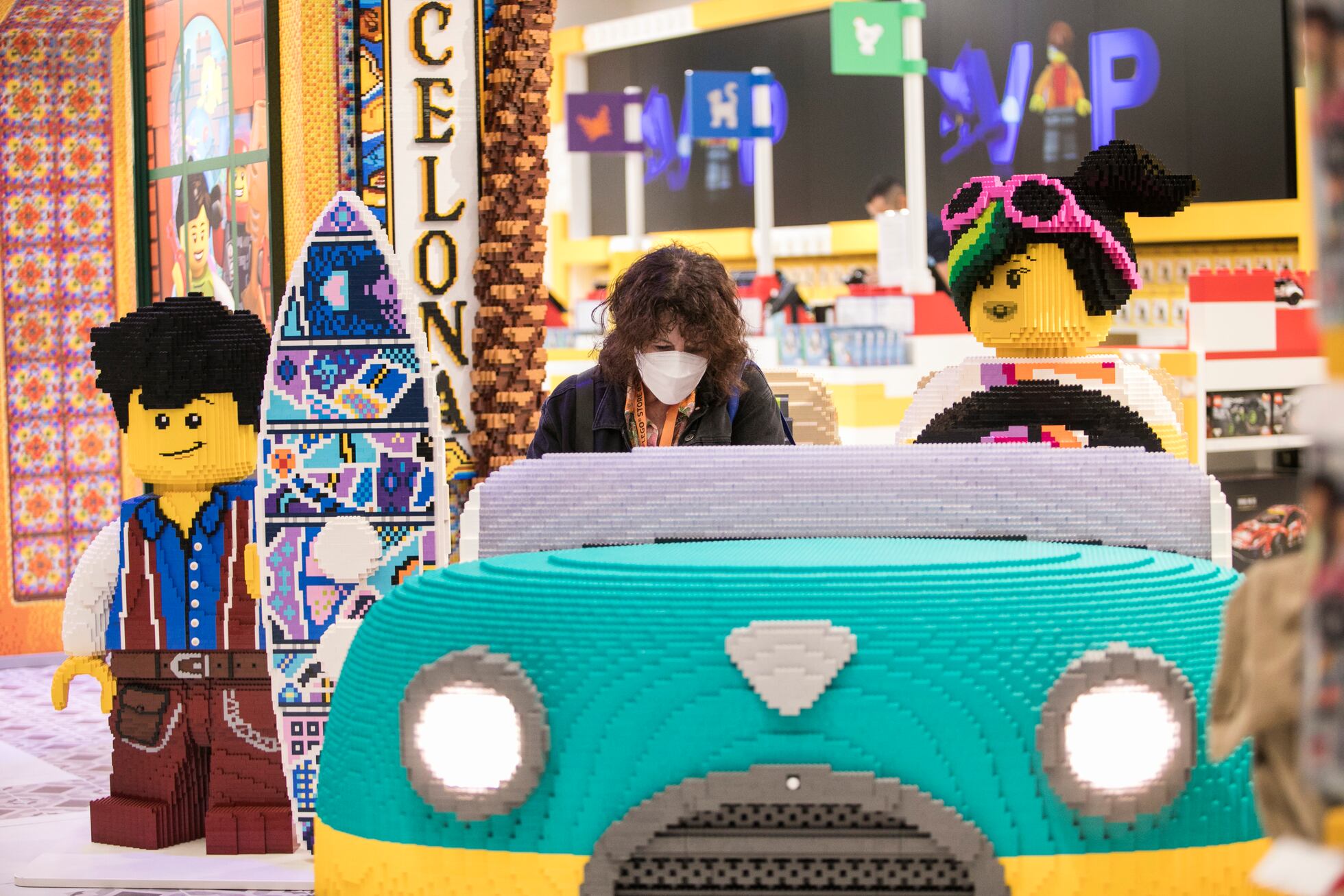 Retratos personalizados con bloques de colores: Lego abre en Barcelona ...