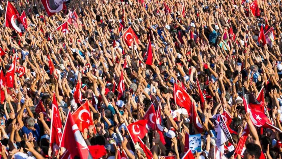 Decenas de miles de turcos llenan Taksim “contra los golpes y la ...