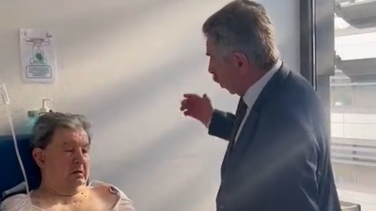 Miguel Ángel Revilla canta sin mascarilla a un paciente en un hospital ...