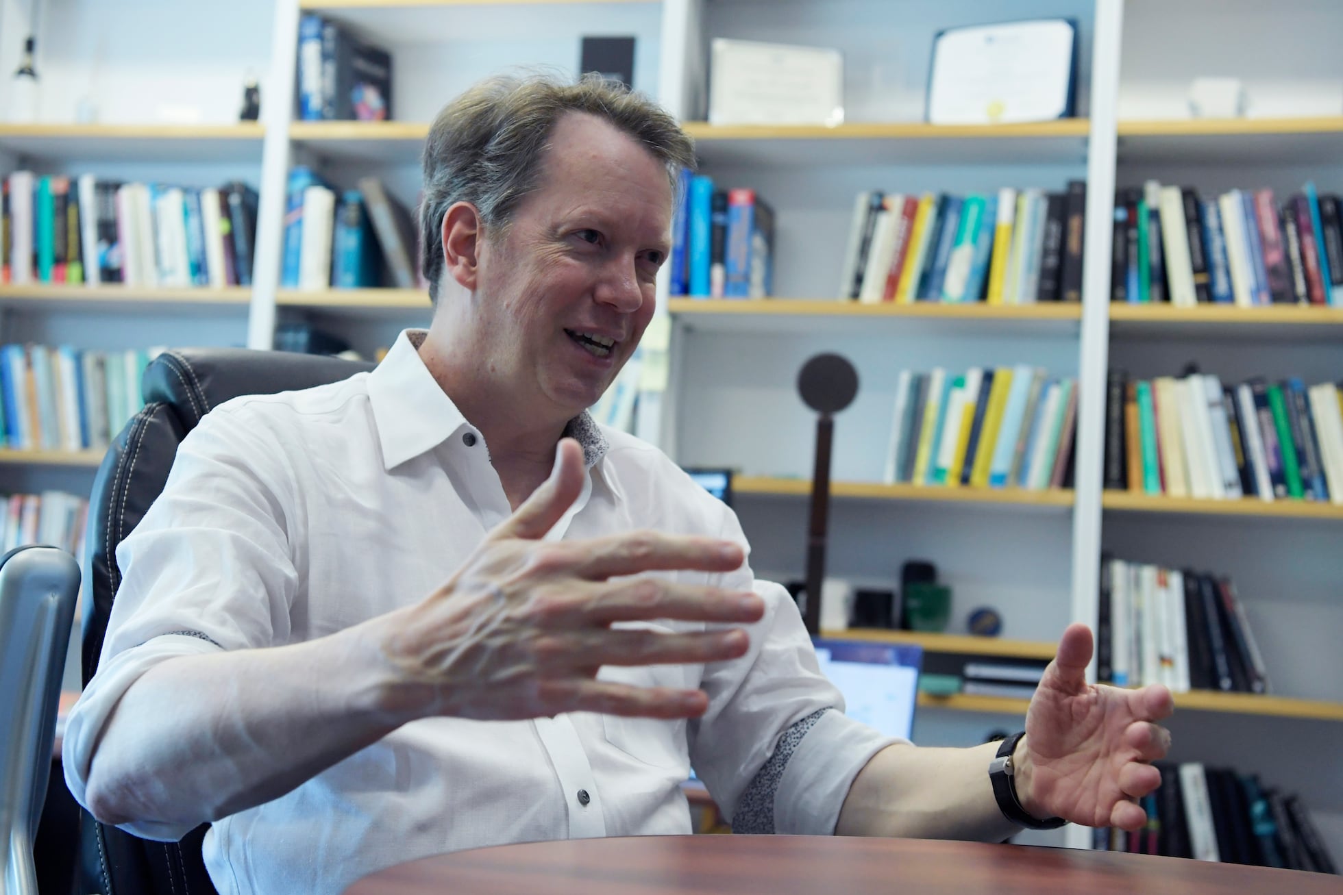 Sean M. Carroll, físico: “Entender el 5% del universo ya me parece ...