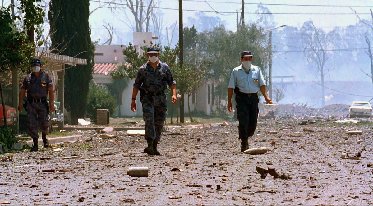 Río Tercero: Una explosión, siete muertos y una ciudad destruida, el ...