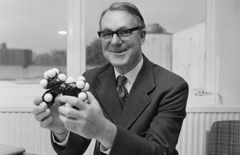Sir John Cornforth, el Nobel de Química que cambió nuestras vidas ...