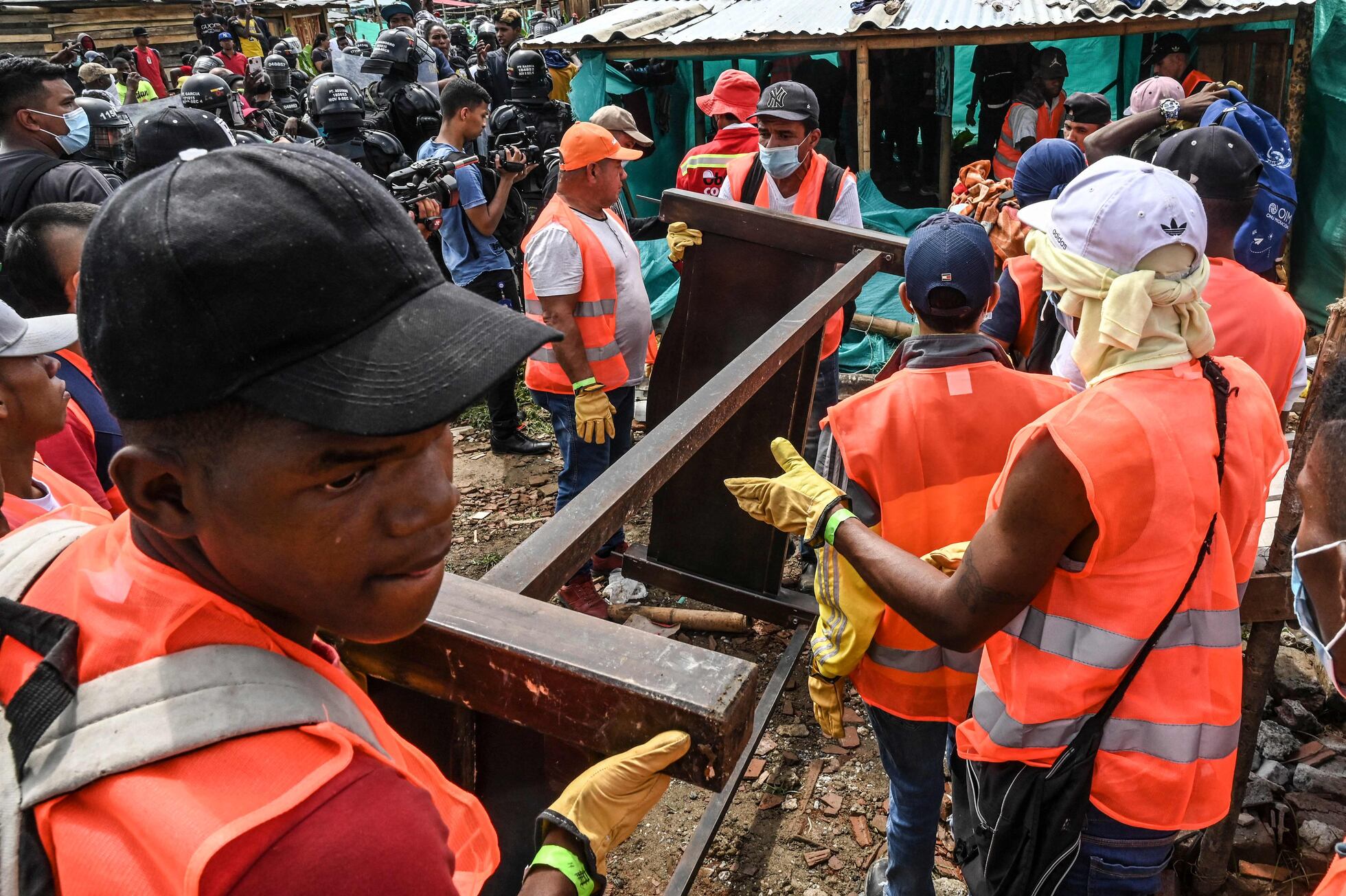 El desalojo de 1.500 familias de una invasión de tierras genera tensión ...
