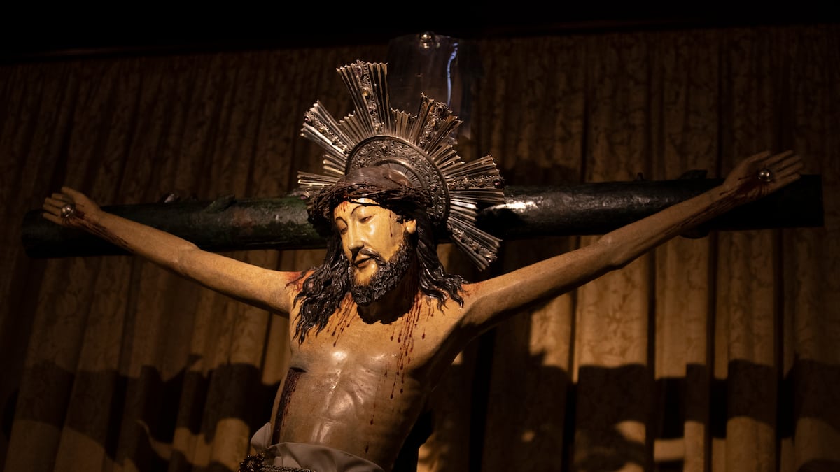 Vídeo | La limpieza del Cristo negro de Lepanto revela que su color era ...