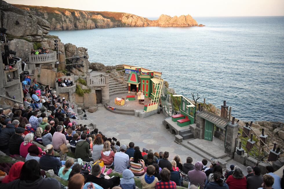 La épica reconstrucción del Minack, el teatro que levantó piedra a ...
