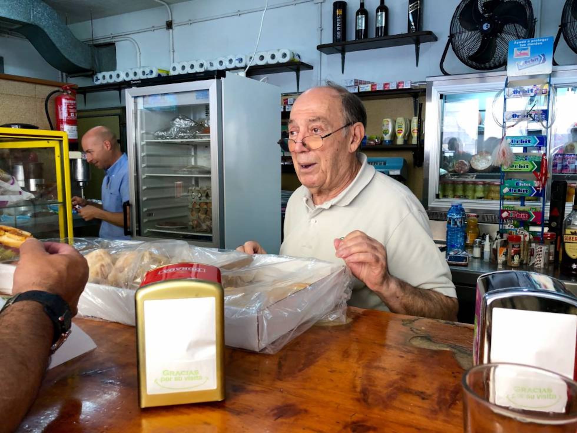 Antonio Samarín, el quiosco rojo y sus sabrosos bocadillos marineros ...