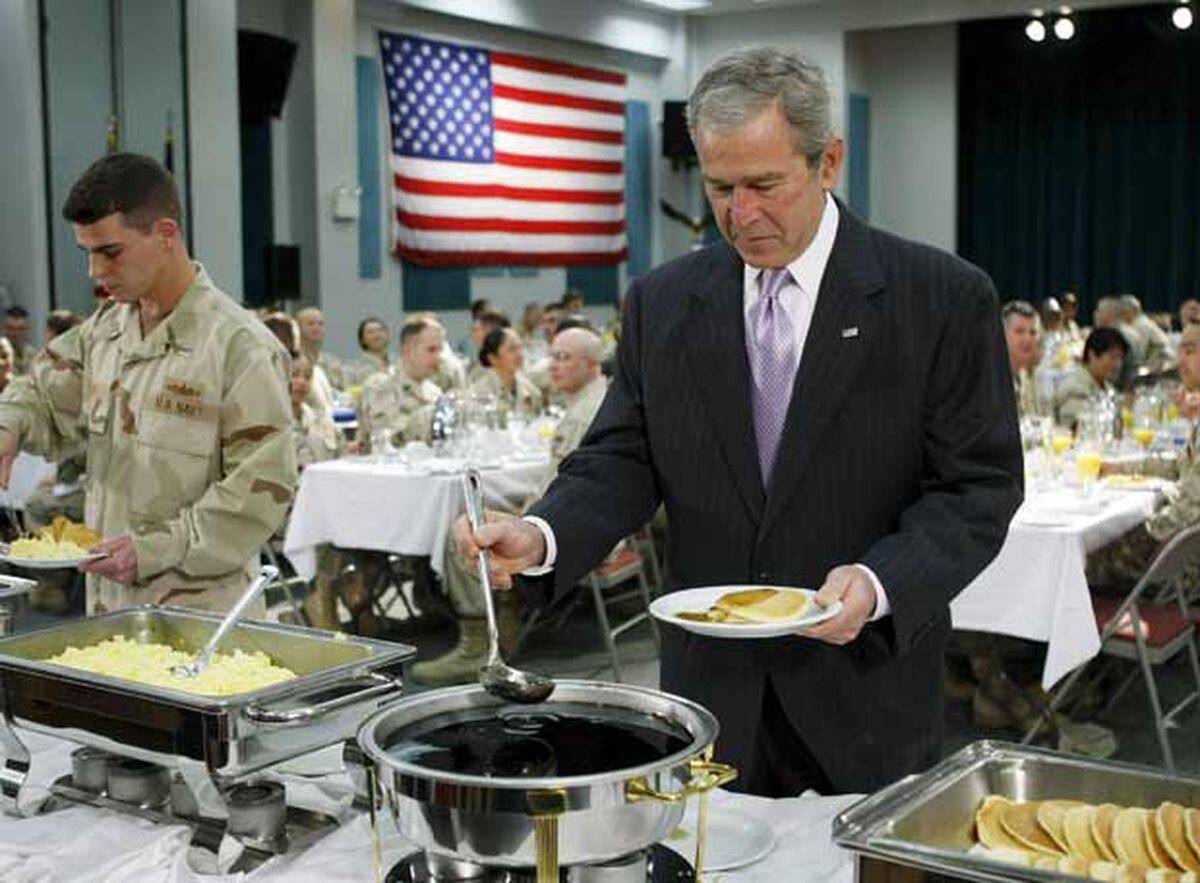 George W. Bush, se sirve comida durante el desayuno en un cuartel ...