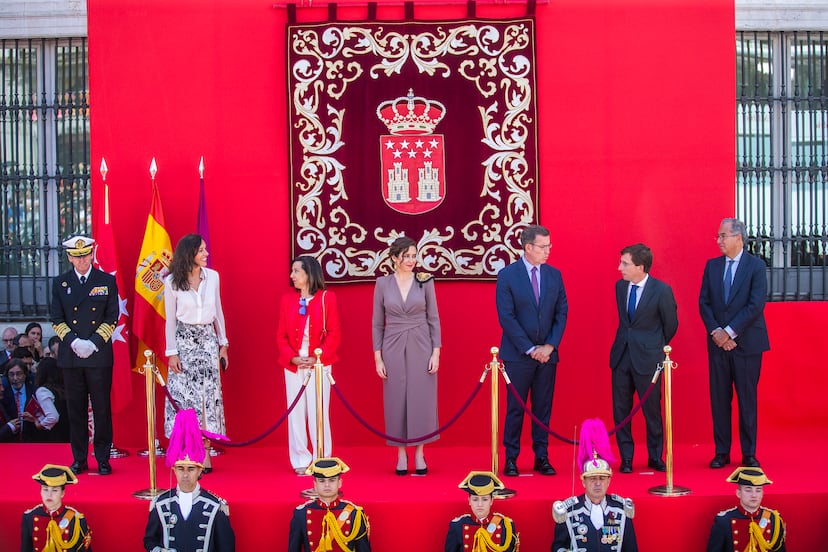 Ayuso impide al ministro Bolaños acceder a la tribuna del desfile del Dos de Mayo y cede a ...