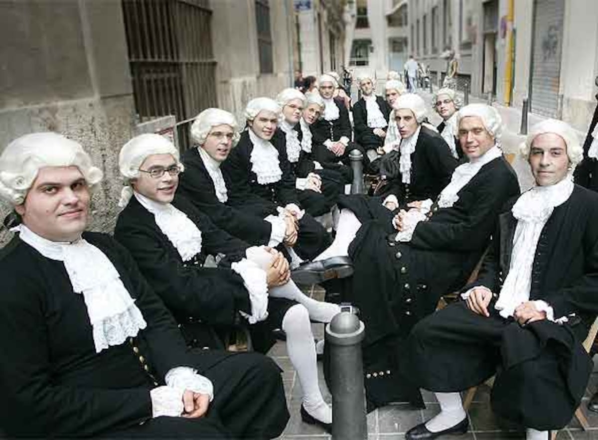 Hombres ataviados de aristócratas | Comunidad Valenciana | España | EL PAÍS