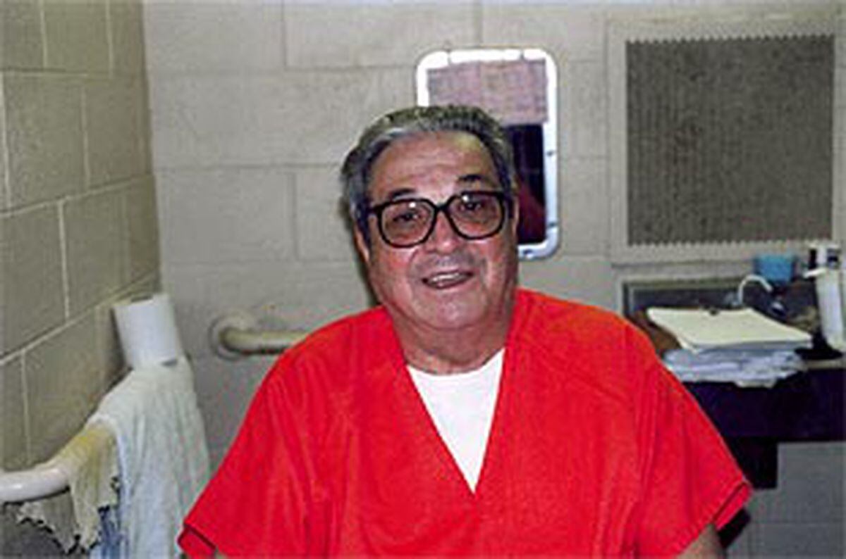 Julio Mora, en el corredor de la muerte en una foto de archivo ...