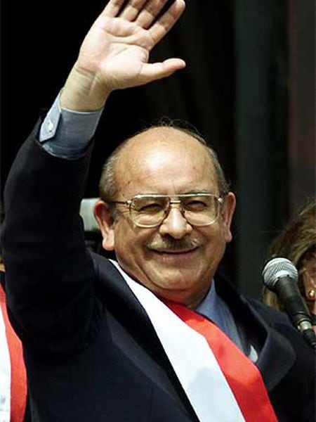 Valentín Paniagua saluda tras asumir la presidencia de Perú el 22 de ...