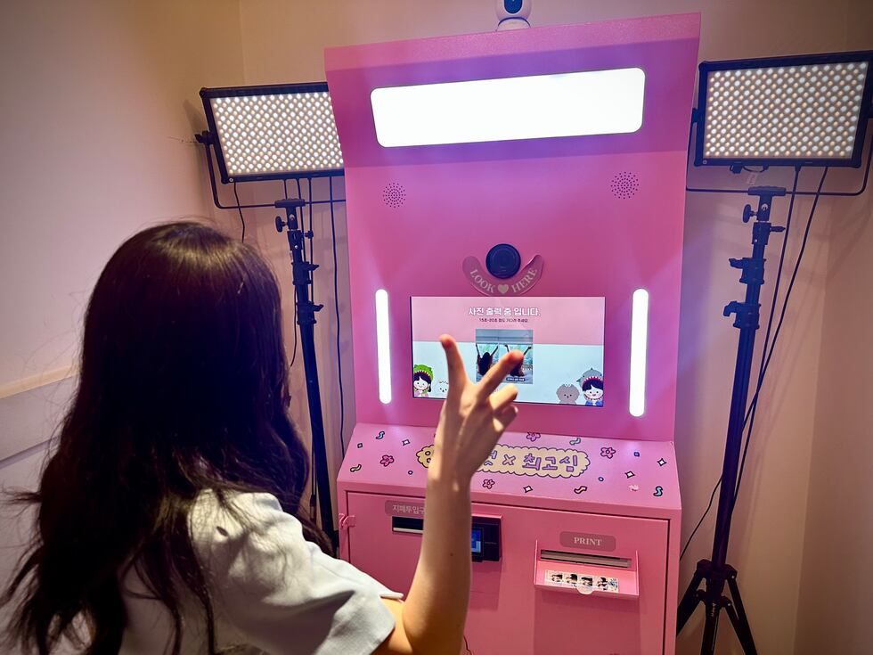 La nostalgia del papel: así son los fotomatones virales en redes que ...