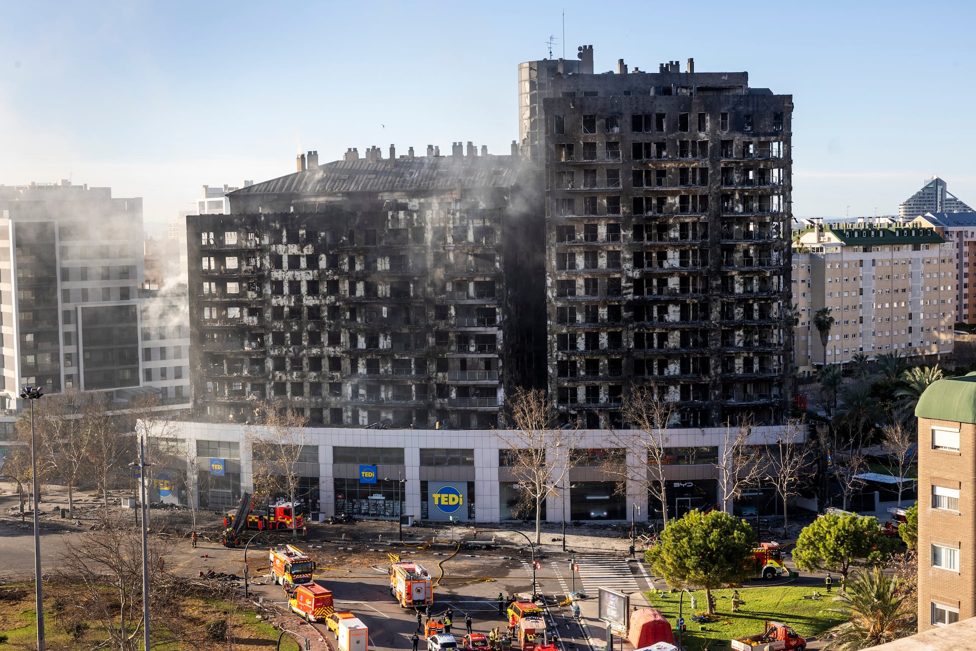 El incendio en un edificio de Valencia, en imágenes | Fotos | Noticias de la Comunidad ...