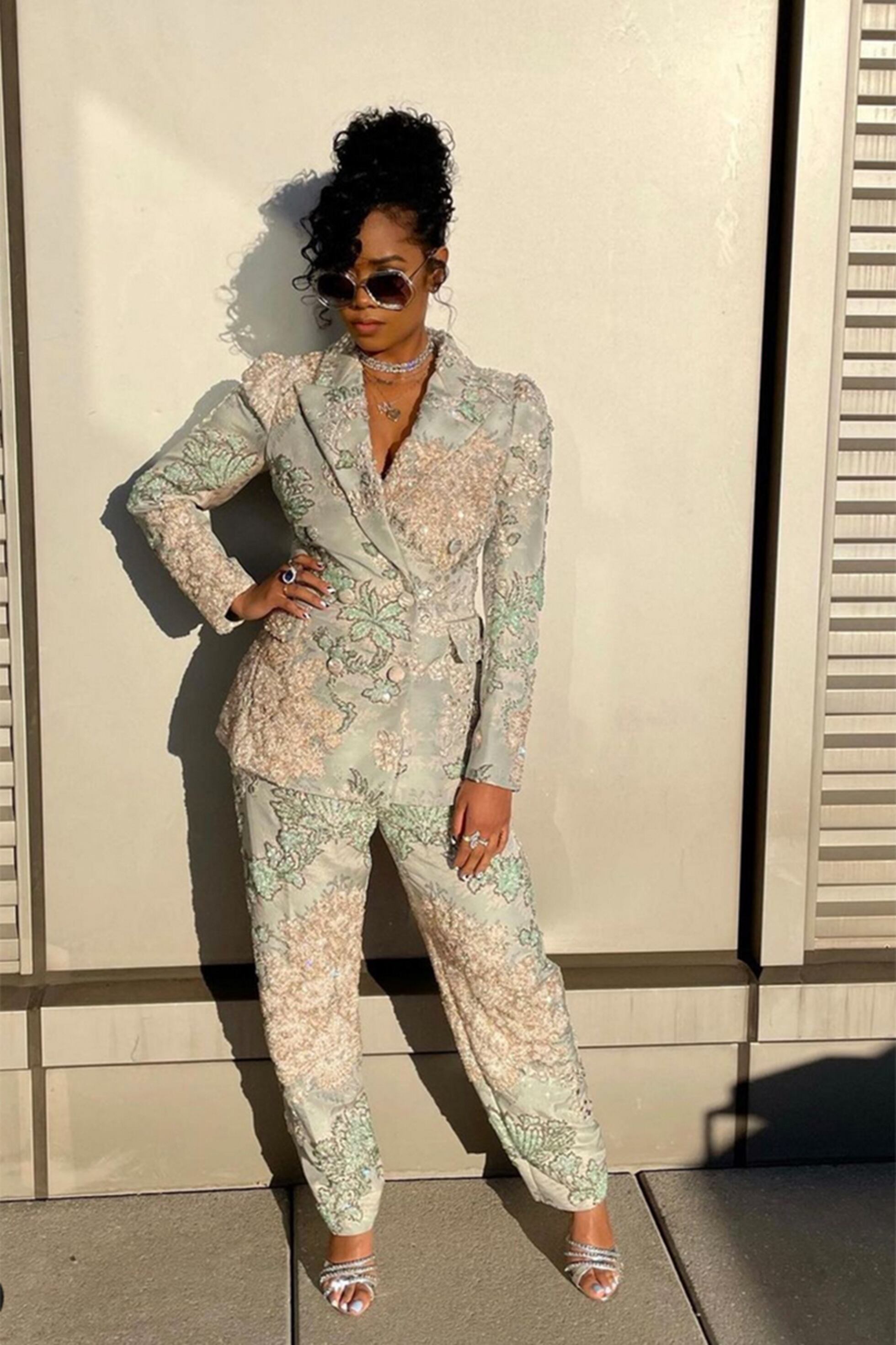 Del increíble Schiaparelli de Emma Corrin al esmoquin de Amanda ...