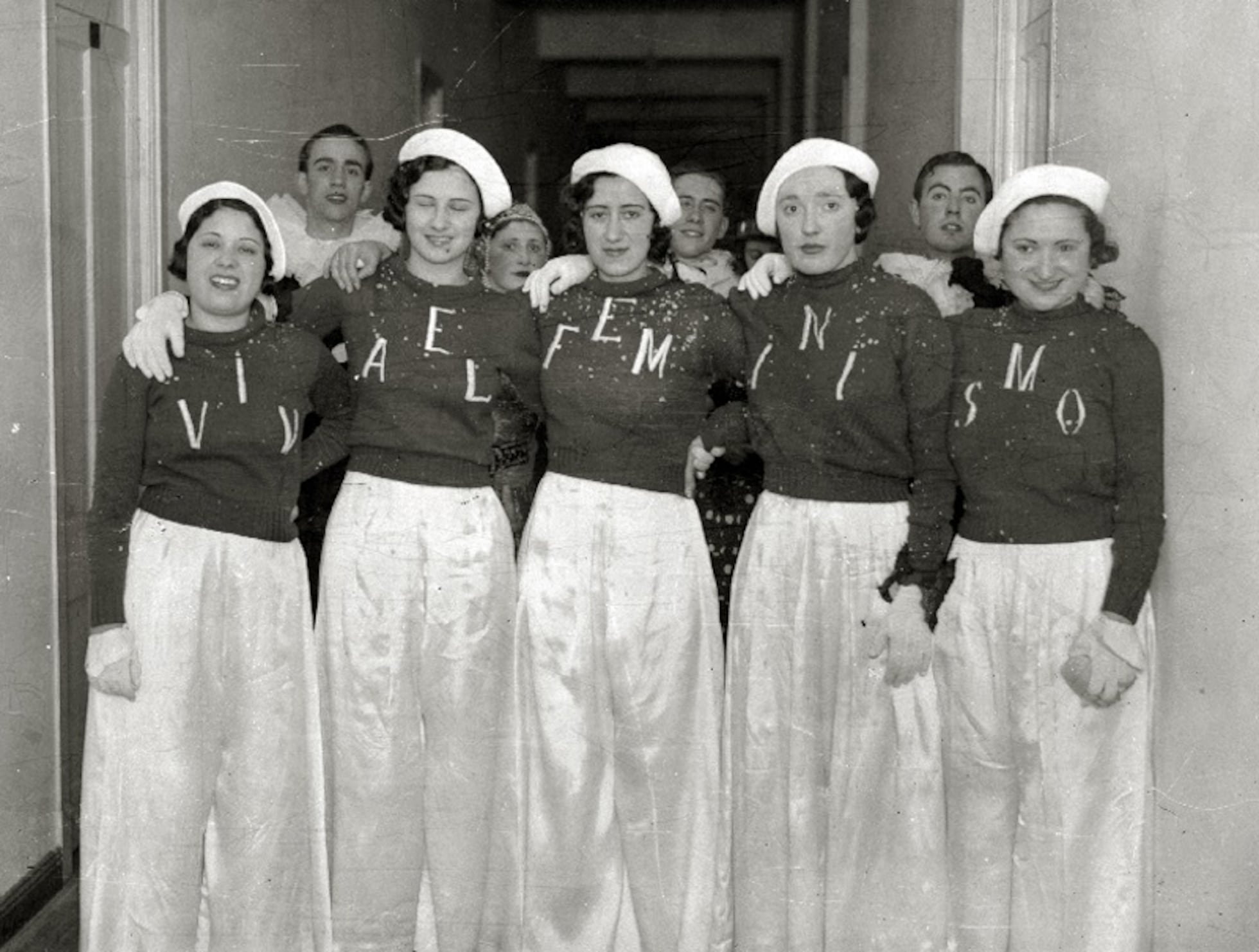 ¿Sabes quiénes son las mujeres de esta fotografía? Ayúdanos a contar su ...