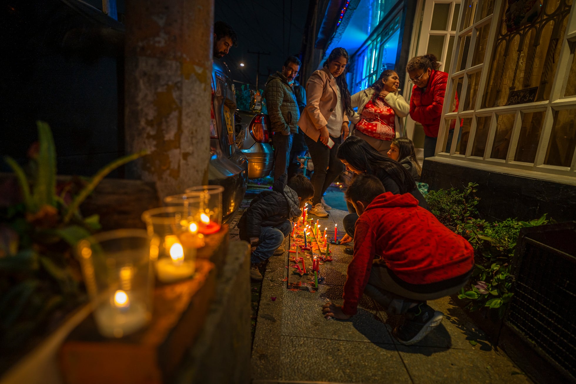 El ‘Día de las velitas’ ilumina los barrios de Bogotá, en imágenes ...