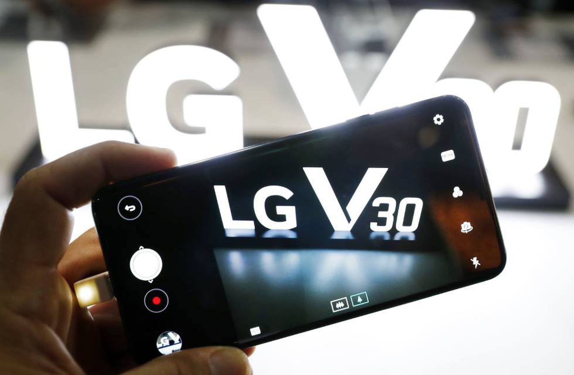 LG V30 reta a los grandes: cámara doble, sonido Hi-Fi y pantalla OLED ultrapanorámica ...