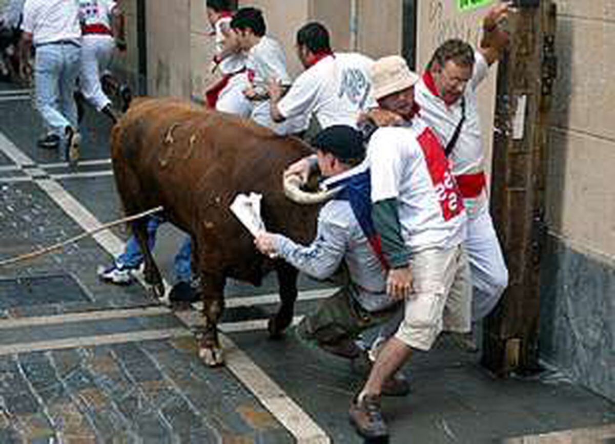 Primer encierro de los Sanfermines, un toro corneando a corredores ...
