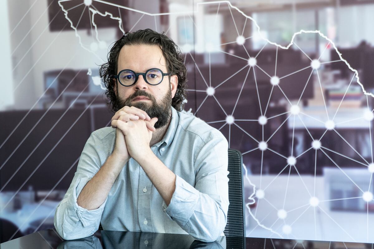 Javier Lafuente: “El ‘Libro de estilo’ de EL PAÍS dice que el diario tiene vocación global, pero ...