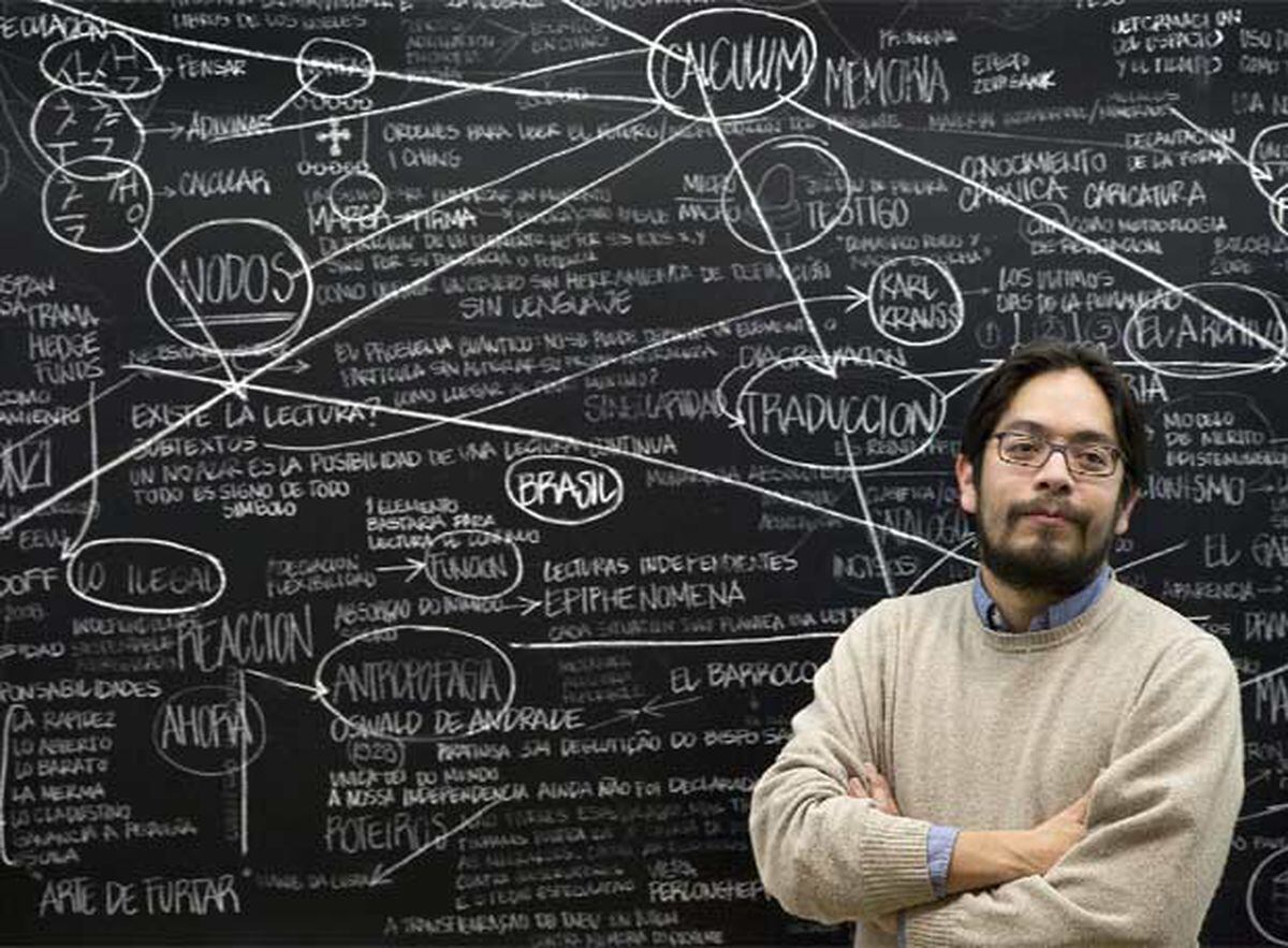 Erick Beltrán junto a su obra 'Circuito de distribución' | Tendencias ...