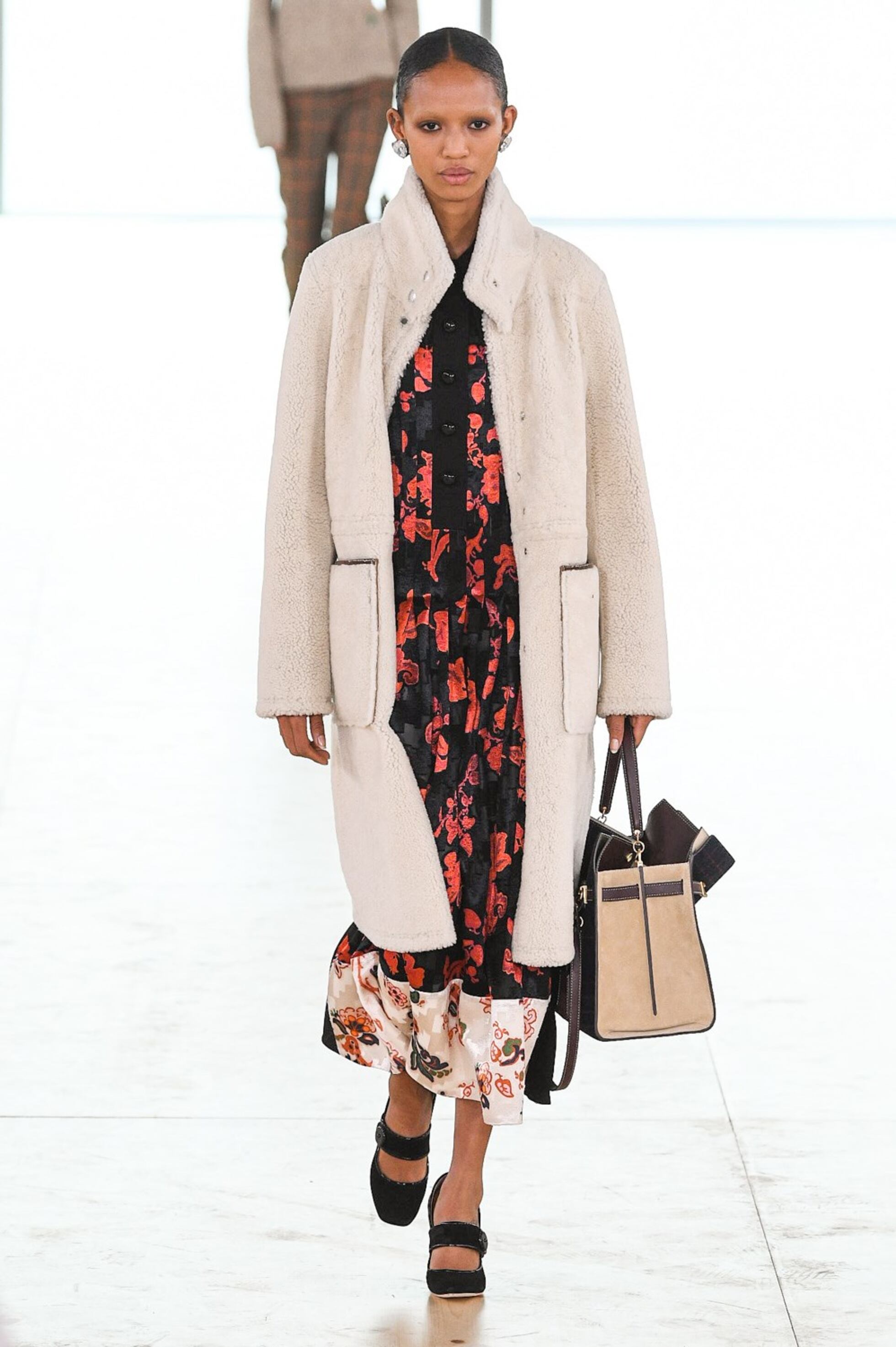 Tory Burch reinventa los clásicos en una colección ecléctica y moderna ...