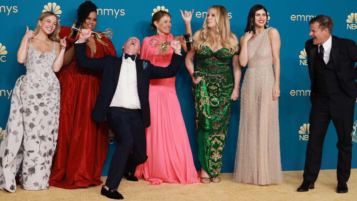 Premios Emmy 2022: ‘The White Lotus’ arrasa en la noche de los Emmy ...