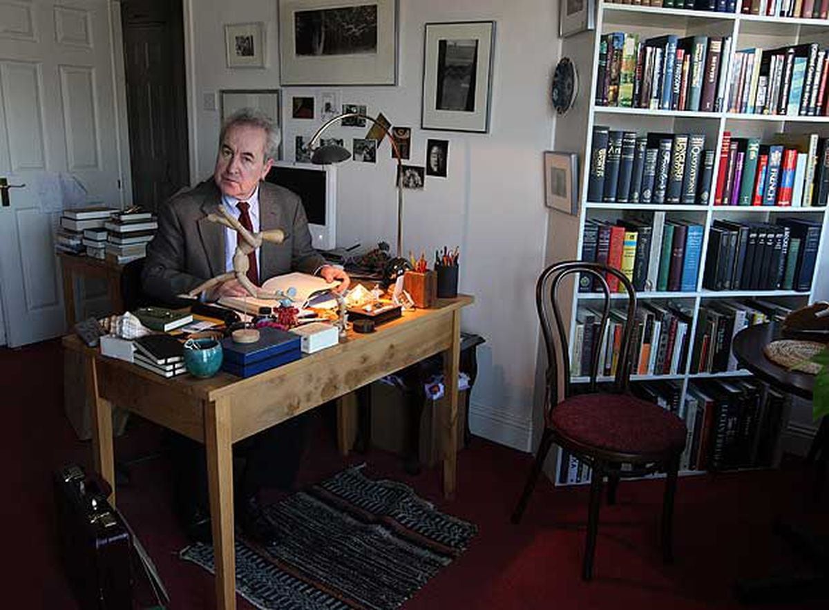 John Banville en su estudio | Babelia | EL PAÍS