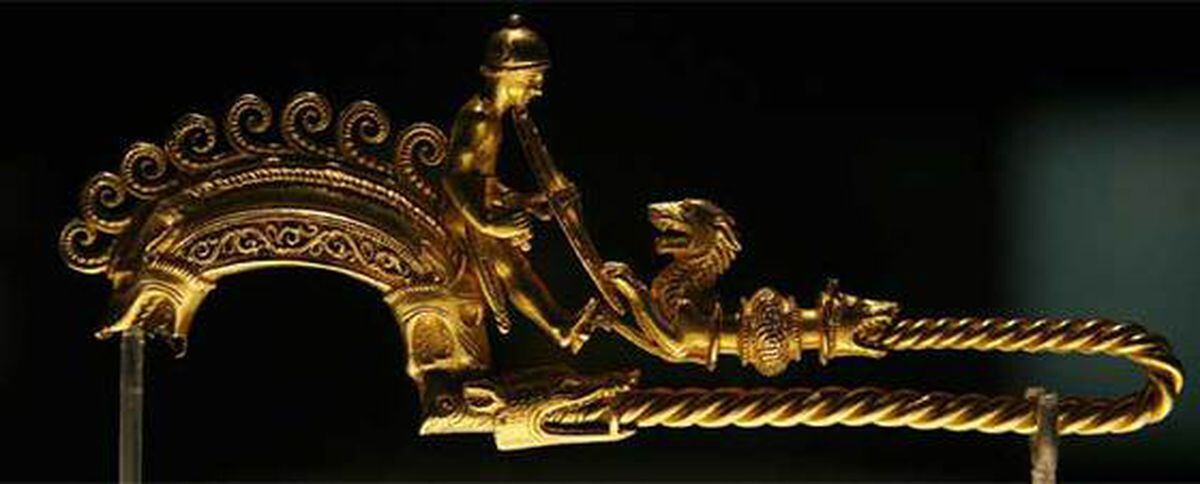 La Fíbula de Braganza, joya de oro del siglo III a. c., llega a Madrid ...