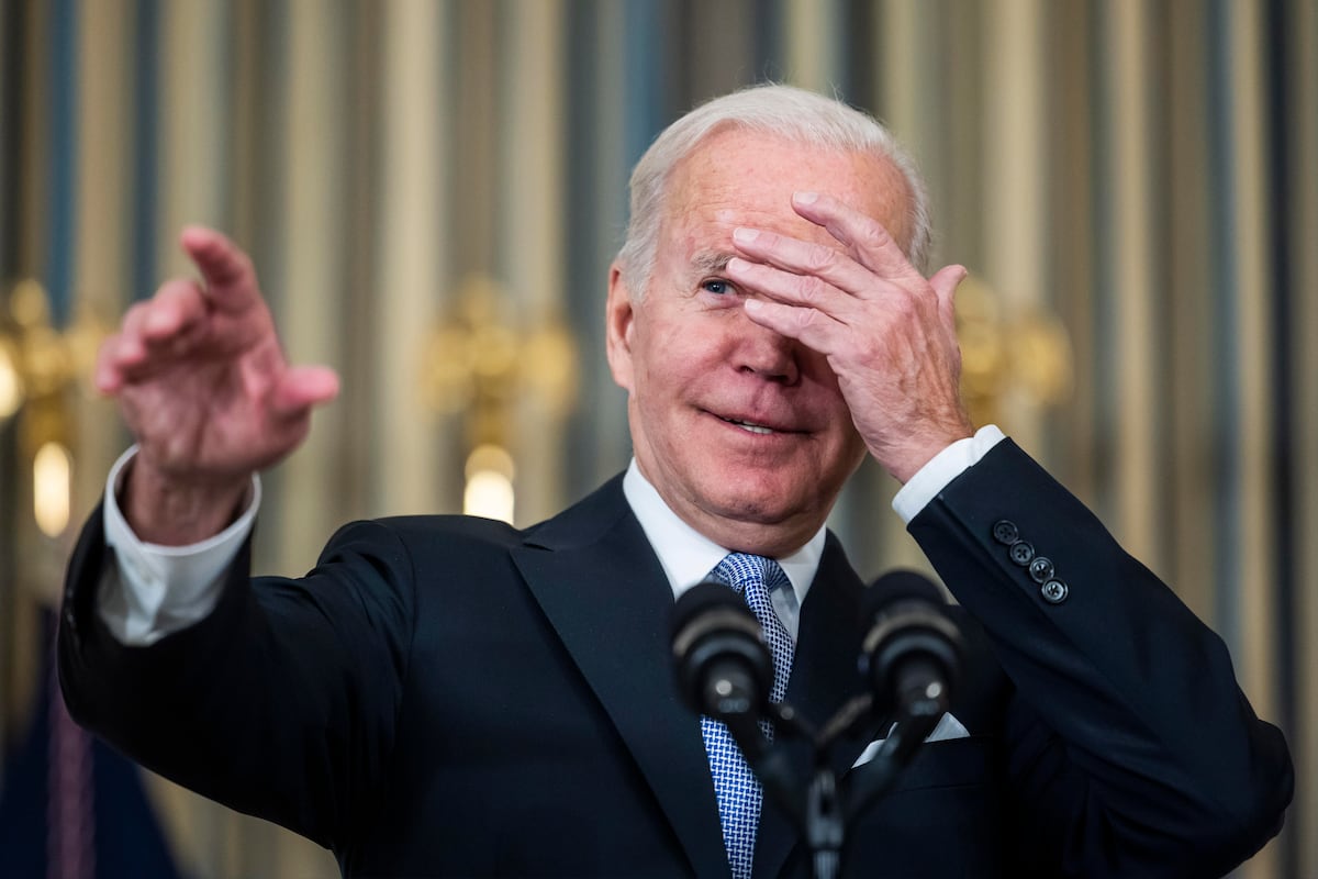 Biden logra un respiro con la aprobación por el Congreso de su gran plan de infraestructuras de ...