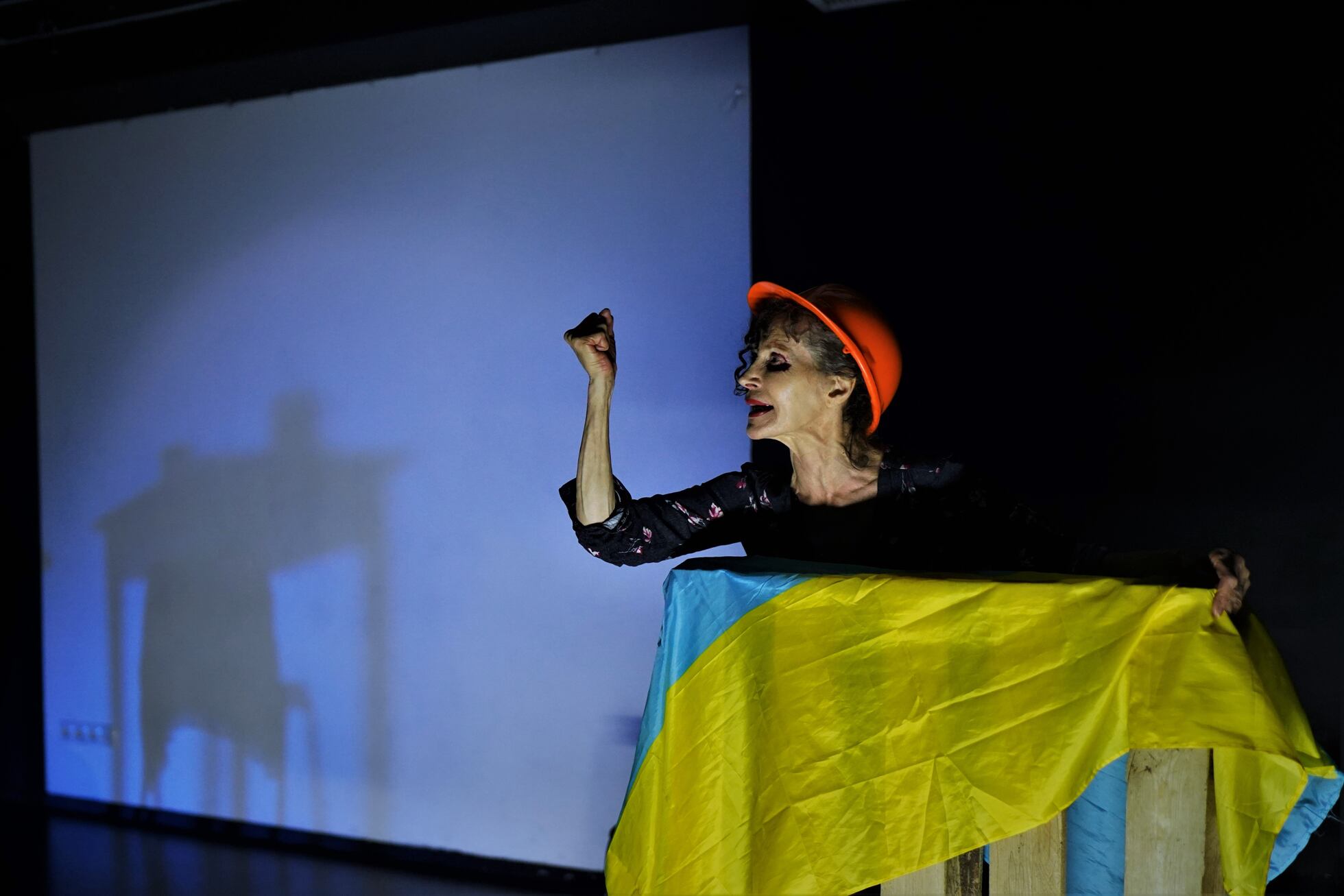 Un matrimonio roto por las minas, un estudiante filántropo y un teatro ...