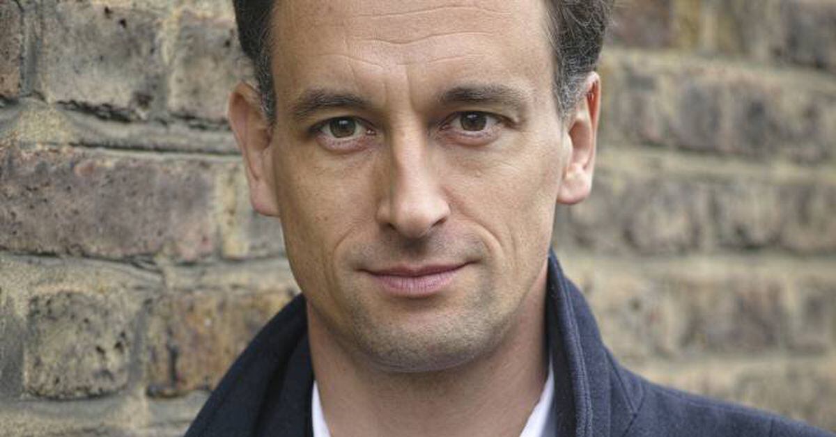 Charles Cumming, En un país extraño: Larga vida al nuevo maestro de la ...