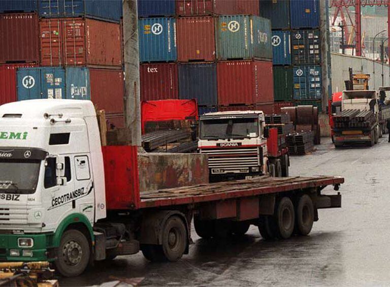 Varios camiones cargan contenedores en el Puerto de Bilbao | País Vasco ...