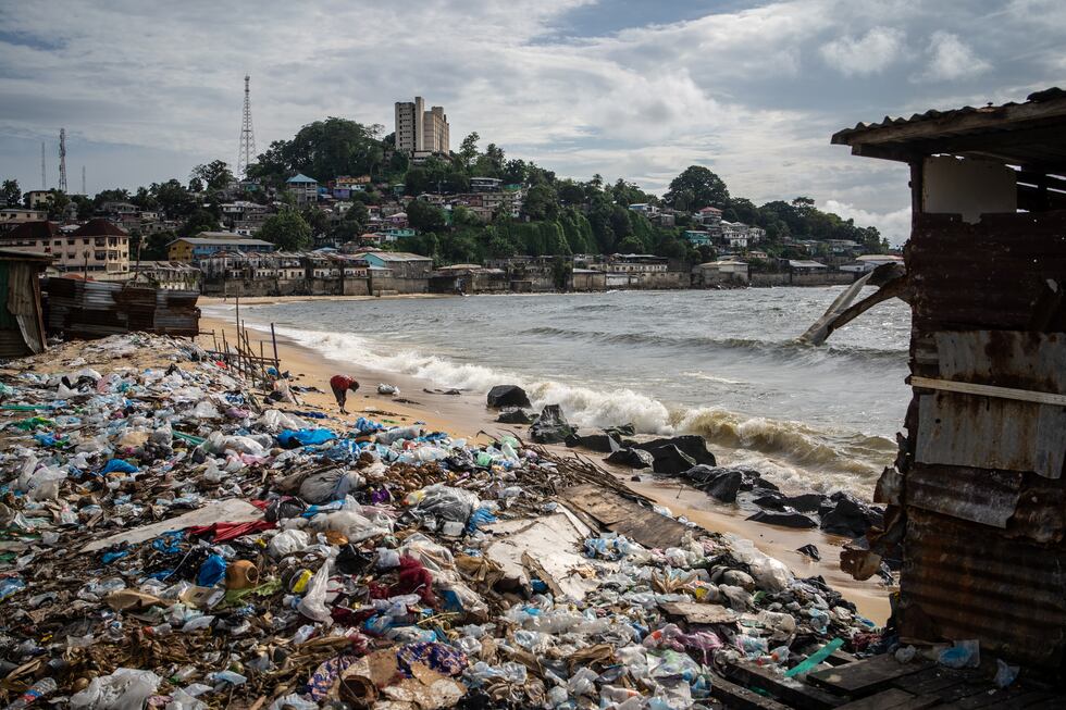 West Point - Liberia: La basura y el mar devoran el mayor ‘slum’ de ...