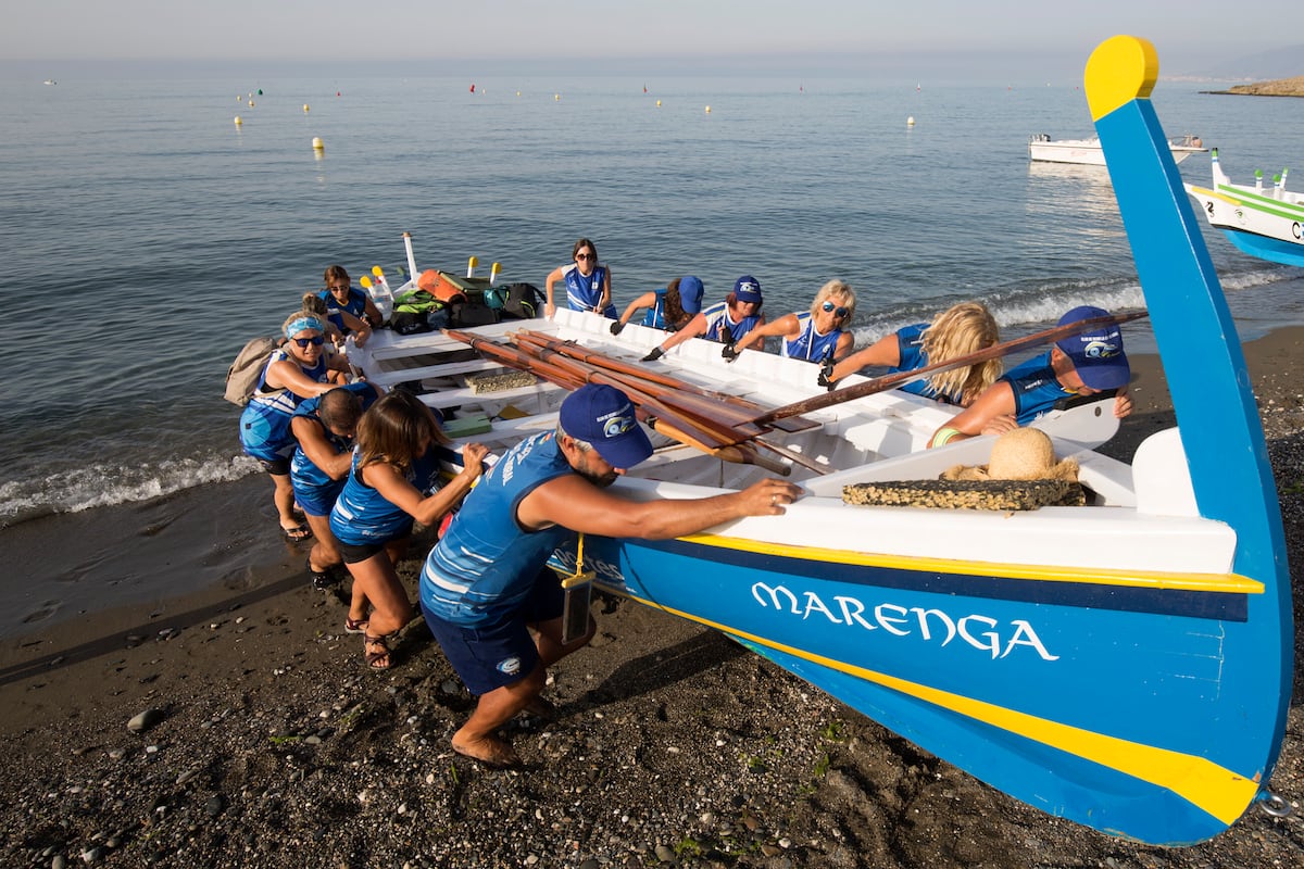 Solo una persona sabe construir esta barca: la jábega revive en las regatas de Málaga | Cultura ...