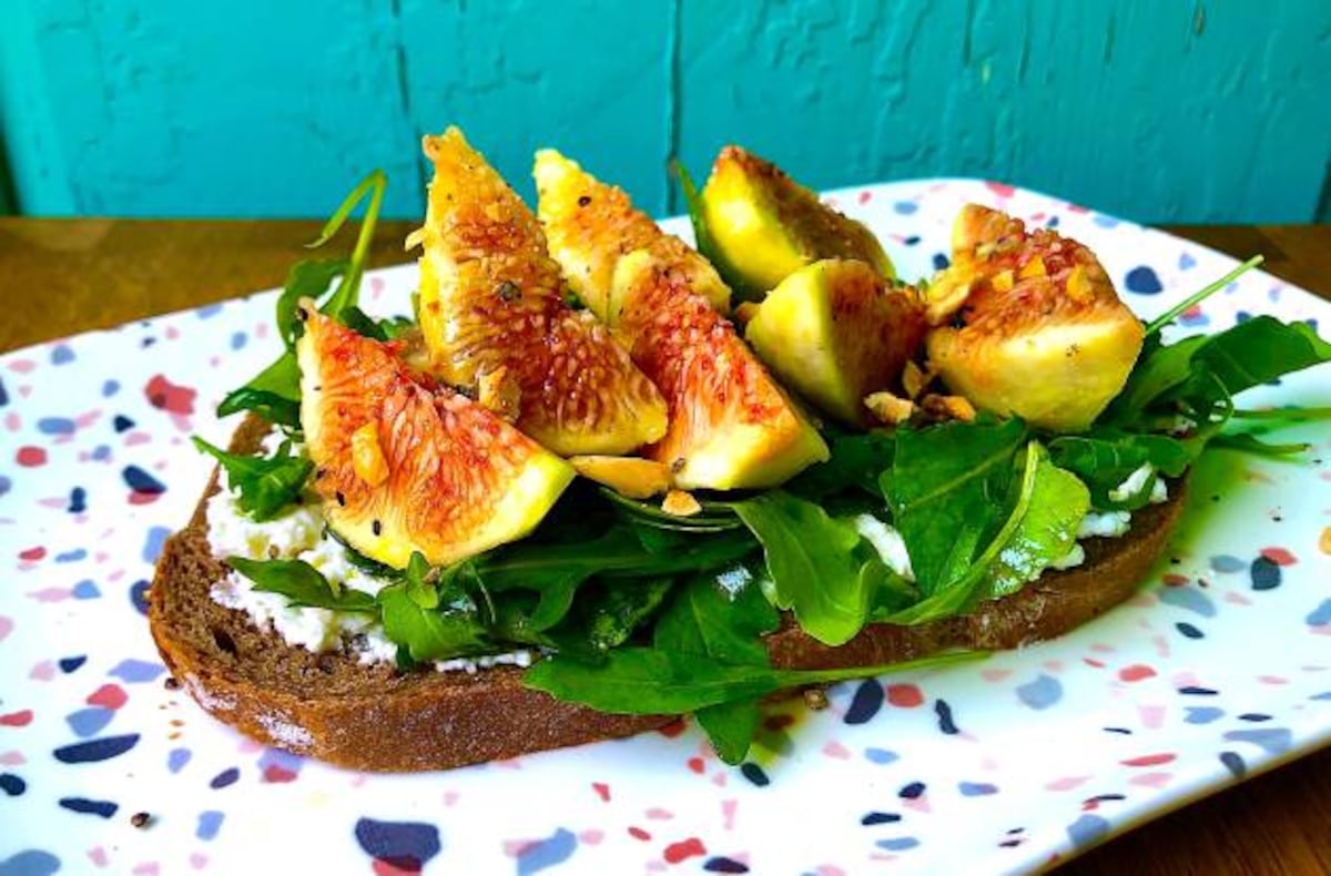 Tostada de requesón, rúcula, brevas y avellanas | Recetas | Gastronomía ...
