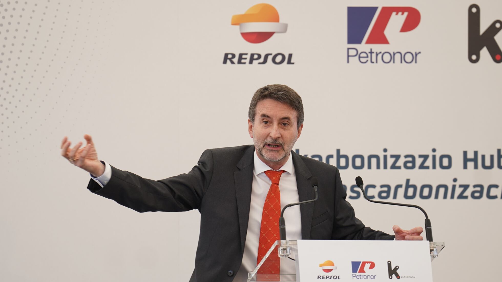 Repsol vende el 25% de su filial de renovables por 905 millones a ...