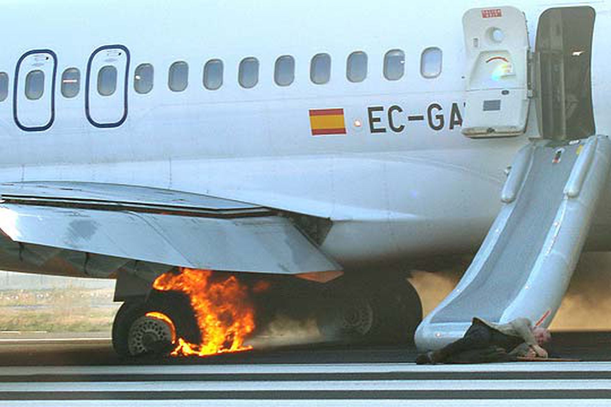 Avión Incendiado Tras Fallar El Tren De Aterrizaje España El PaÍs