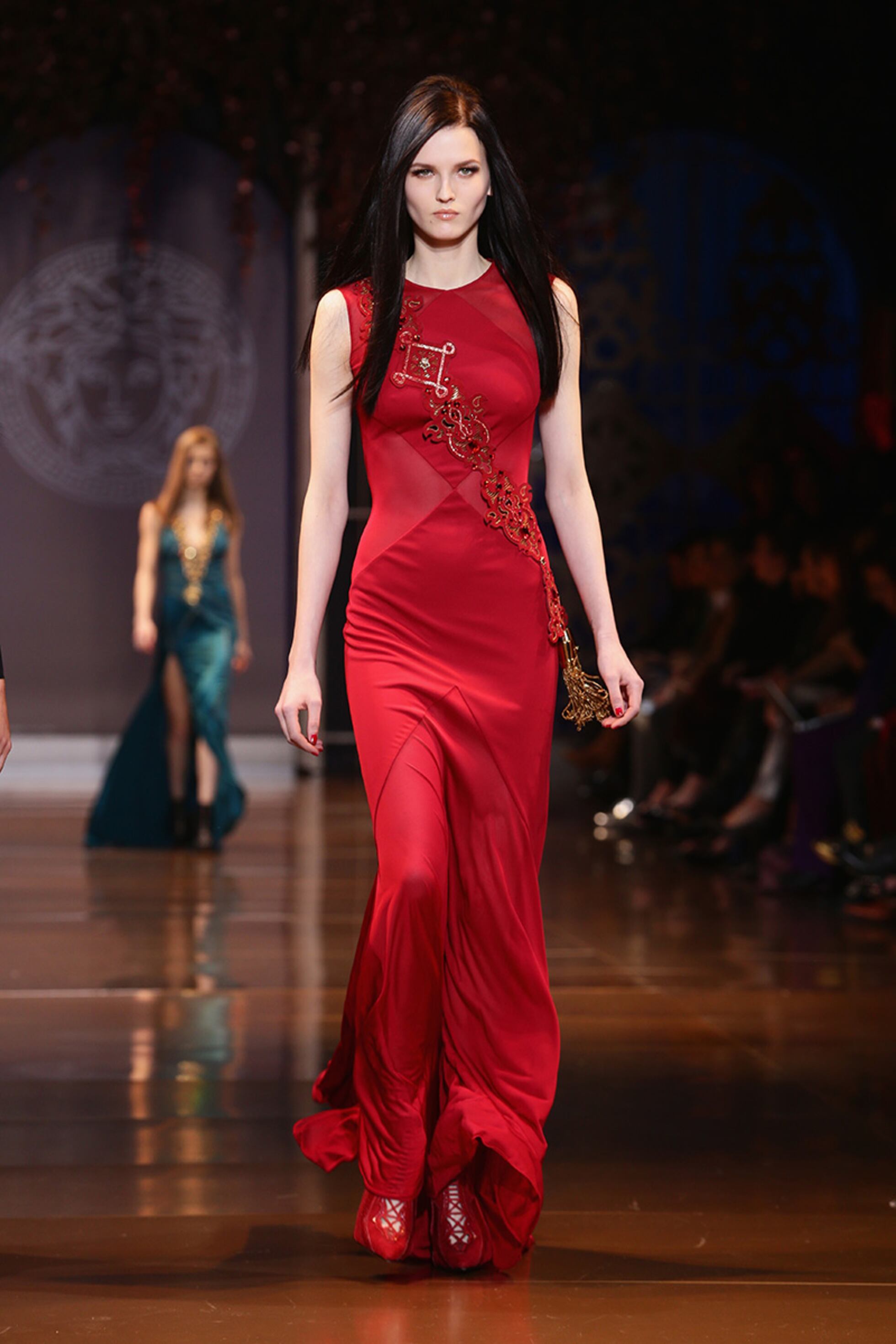 Versace nos adentra en un mundo de seda y tonos brillantes | Fotos ...